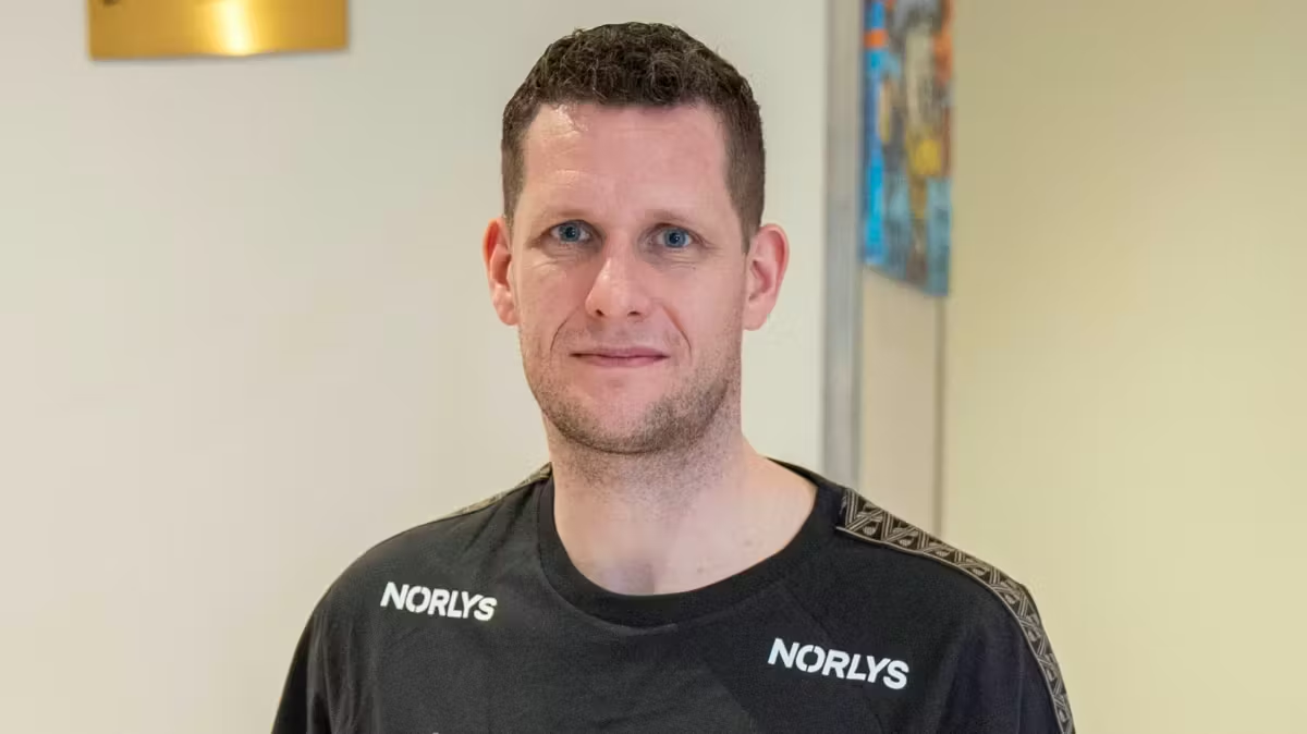 Kevin Møller bøjer sig i støvet: Han viser sig virkelig som verdens ...