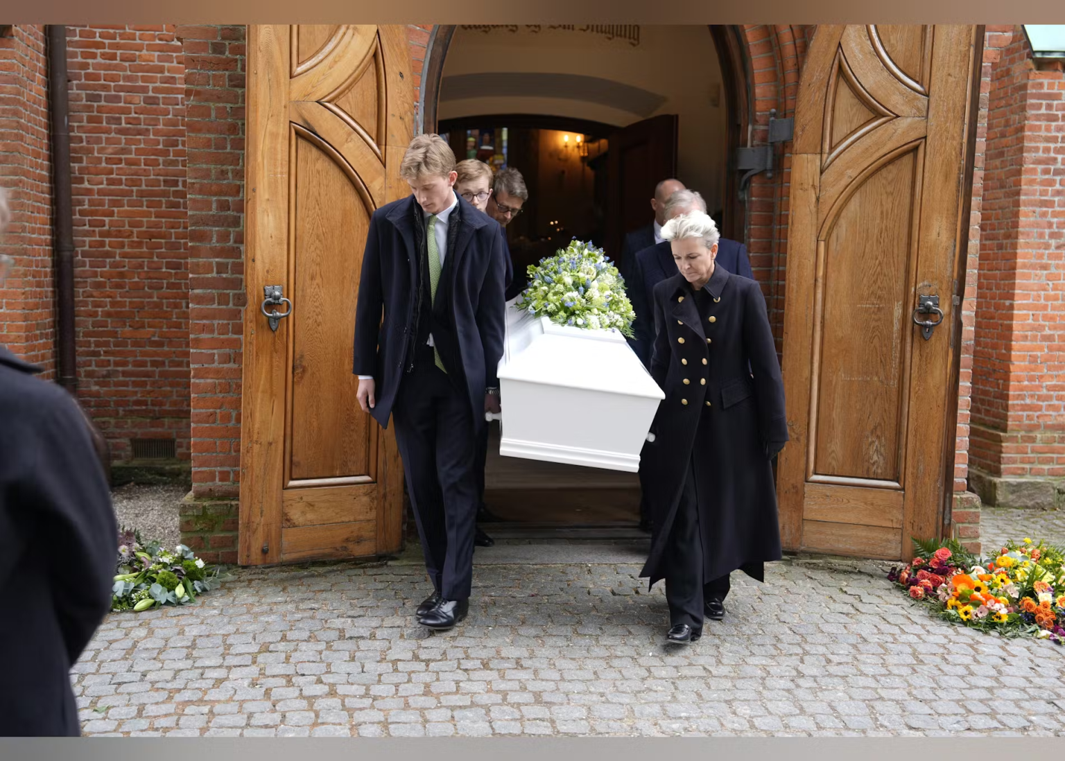 Gribende billeder: Familiens sidste farvel til Jesper Bruun Rasmussen ...