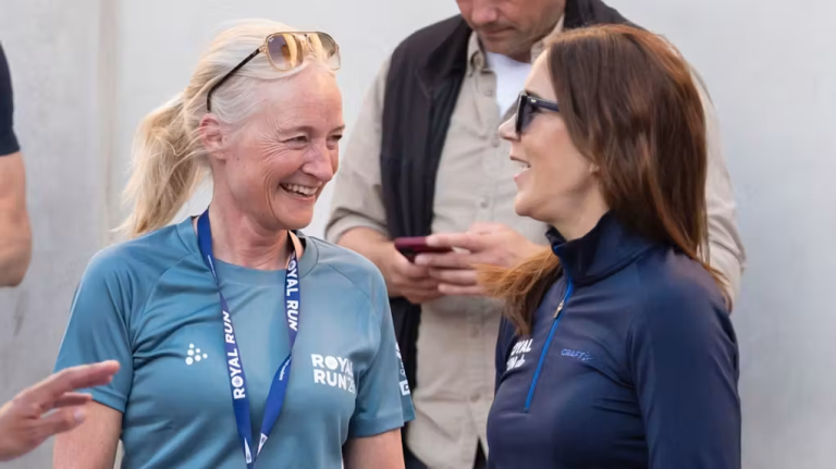 Hov, hvad er det? Dronning Marys privatsekretær med speciel detalje ...